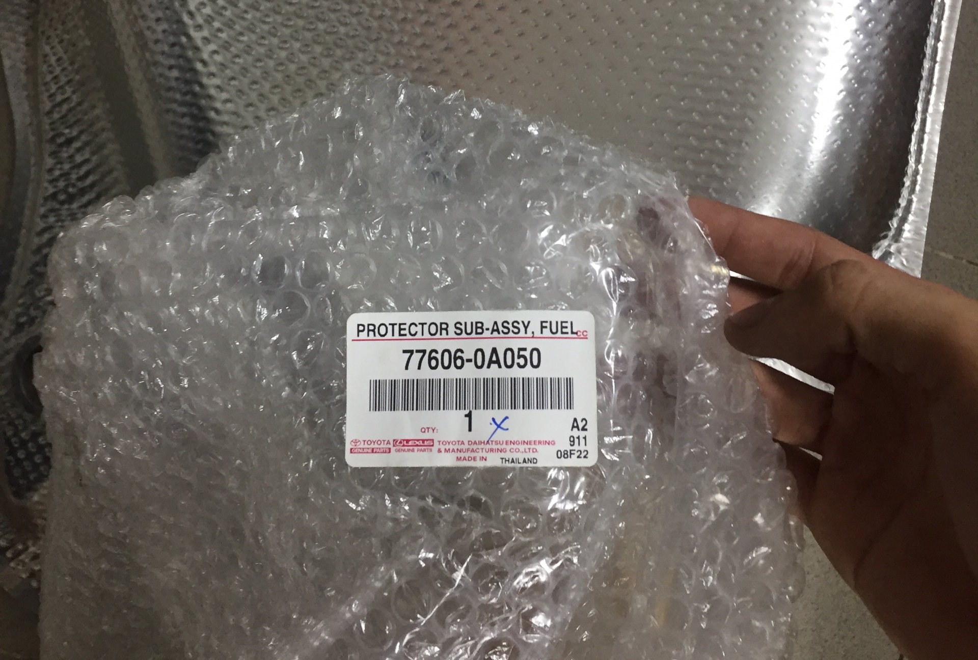 Ốp Thùng xăng Toyota Cross hàng chính hãng giá tốt