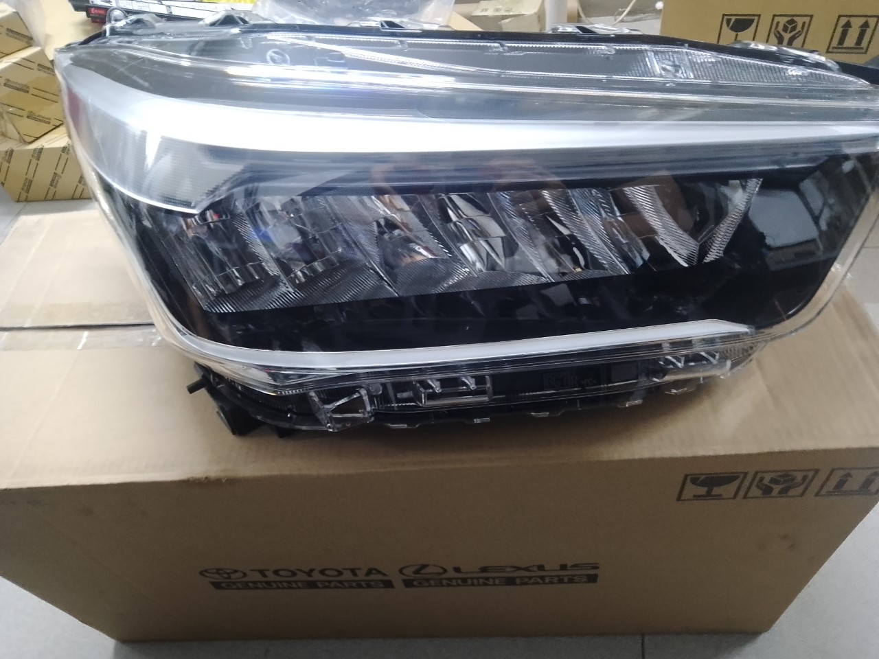 Đèn pha Toyota Raize hàng chính hãng chất lượng